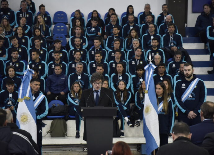 Javier Milei entregó la bandera Argentina a los abanderados olímpicos y paralímpicos para Paris ...