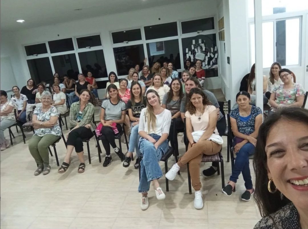 Se desarrolló una charla para mujeres en Emilia – Power Max 104.5 ...