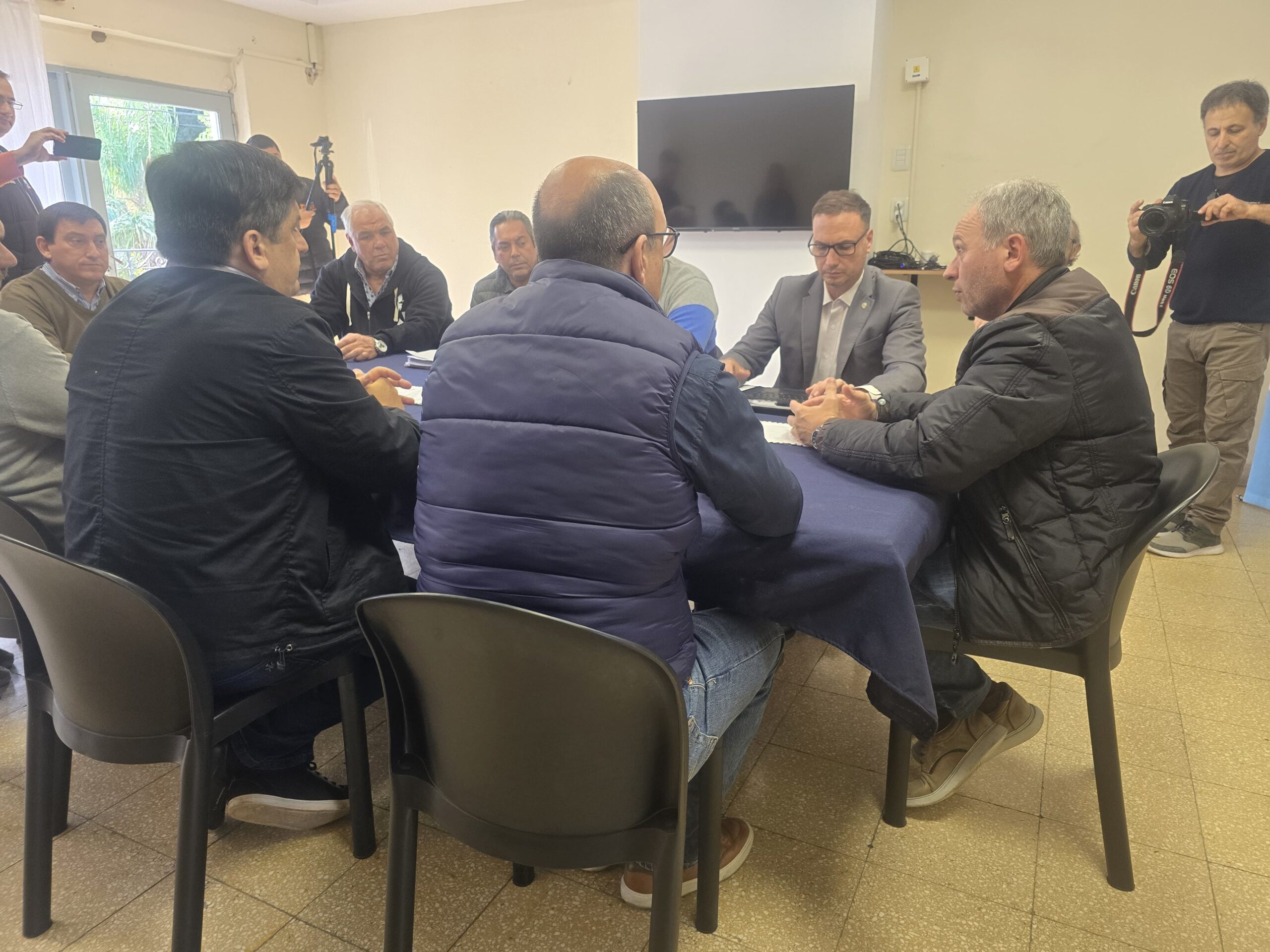 El ministro Lisandro Enrico visitó Laguna Paiva y se interiorizó sobre la problemática del agua ...