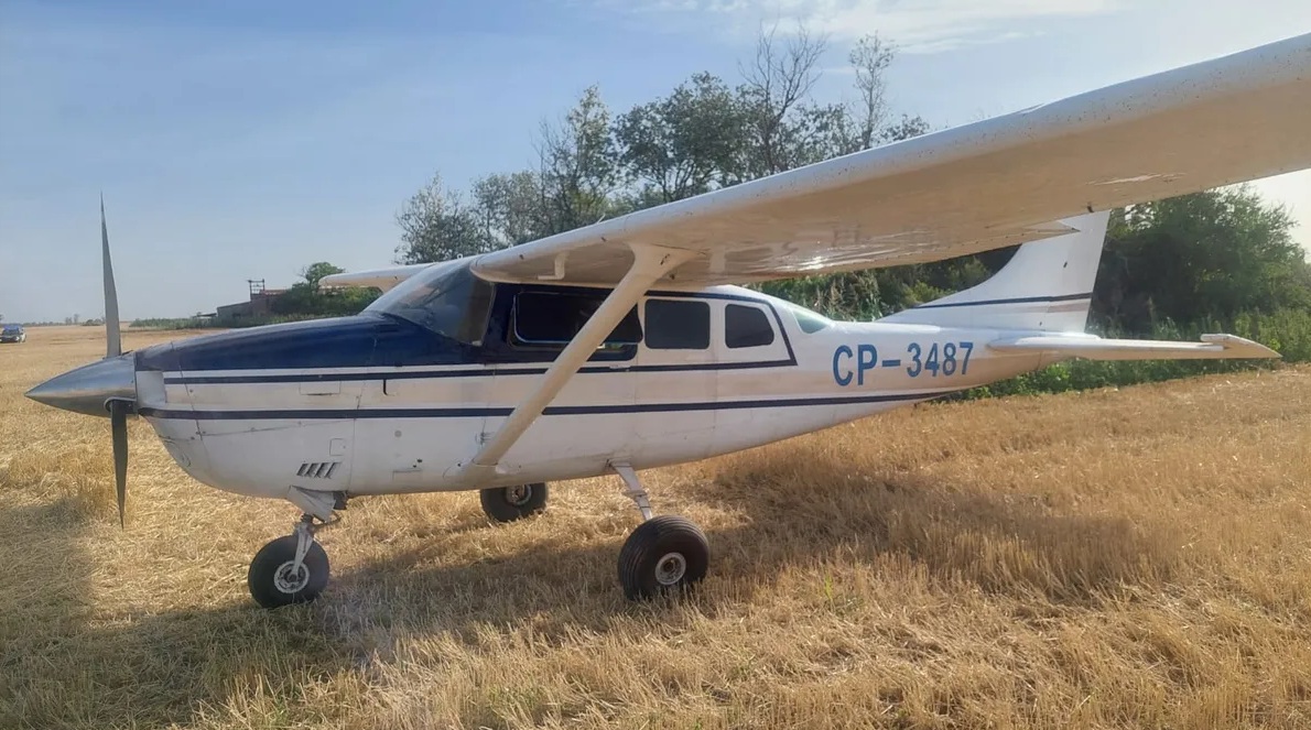 Investigan el hallazgo de una avioneta abandonada en un campo entre ...